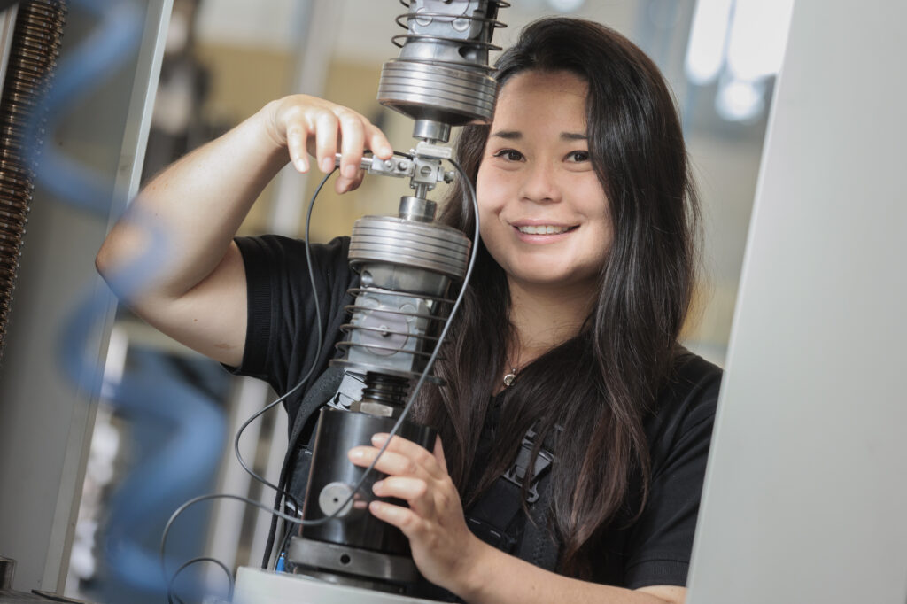 Azubi im Portrait: Werkstoffprüferin Lina Patarroyo – WIBB | Das ...